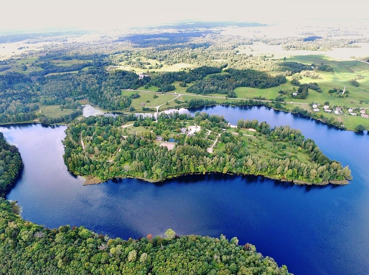 Vasara gamtoje: geriausi kempingai ir stovyklavietės prie ežerų!